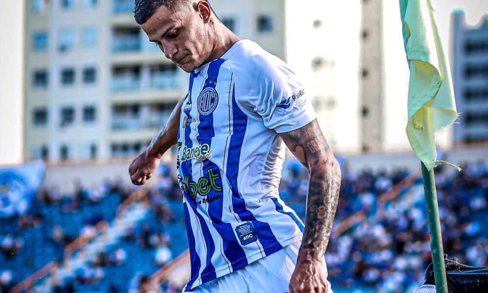 Lateral Mascarenhas deixa o Confiança após 8 jogos