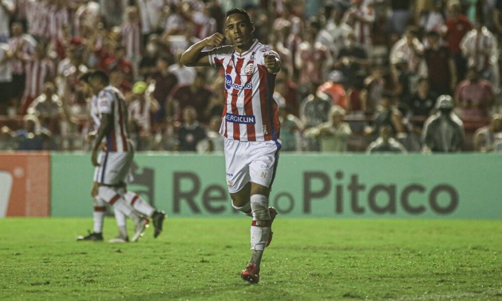Pedro Vitor celebra evolução como ala esquerdo e gol na vitória do ...