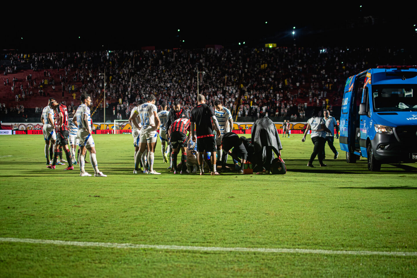 Jamerson, do Vitória, sofre fratura no tornozelo direito e sai de ...